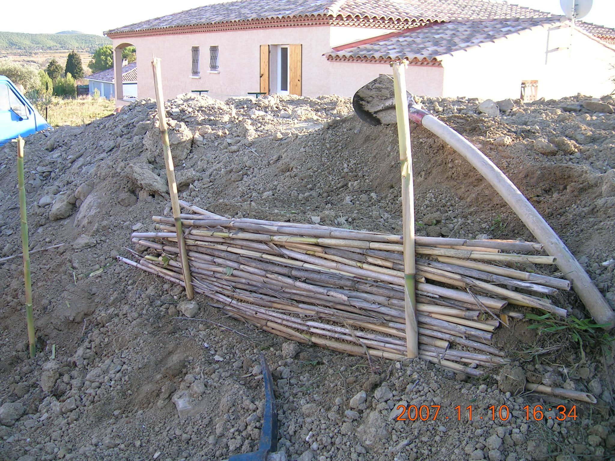 Plantation d'un talus avec confection de murets pierre sèche et cannes ...