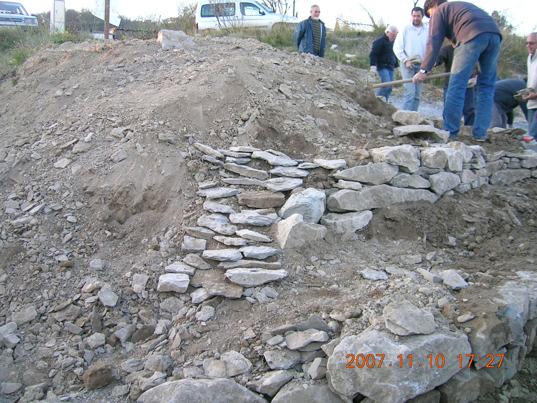 Plantation d'un talus avec confection de murets pierre sèche et cannes ...