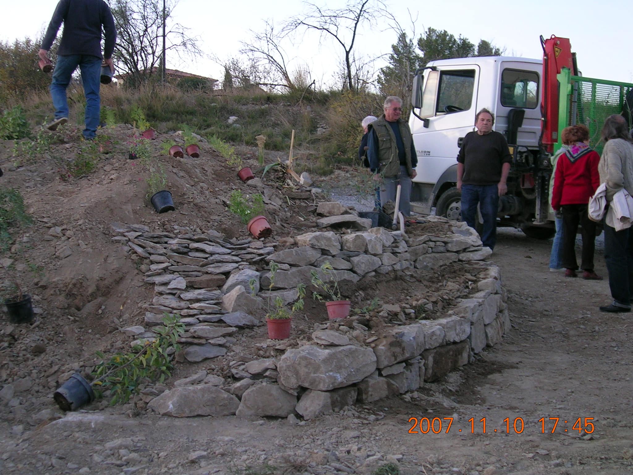 Plantation d'un talus avec confection de murets pierre sèche et cannes ...
